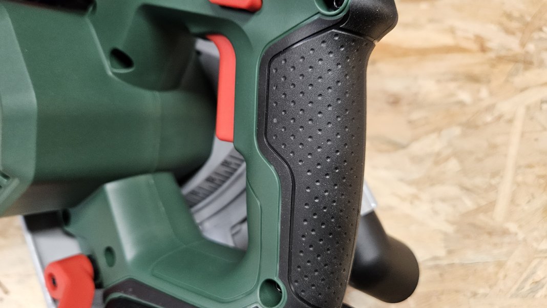 Scie circulaire Bosch UniversalCirc 18V 53 : Test / Avis & Prix