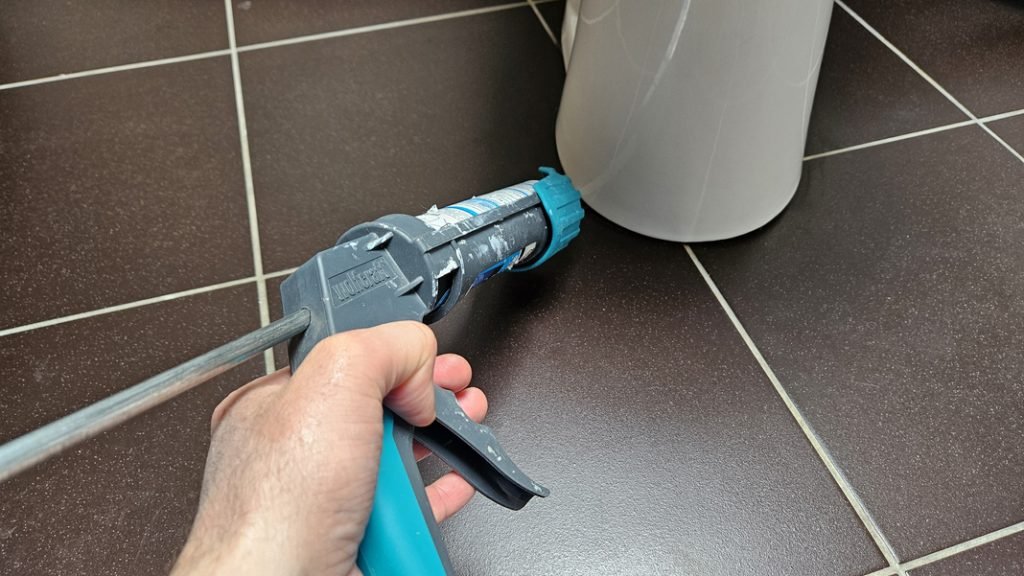 Comment appliquer un joint silicone autour de la cuvette des WC