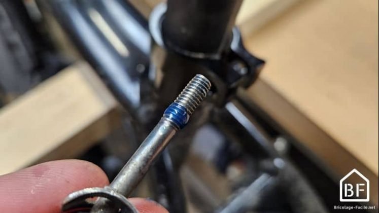 Comment bloquer une vis qui se dévisse - Bricolage Facile