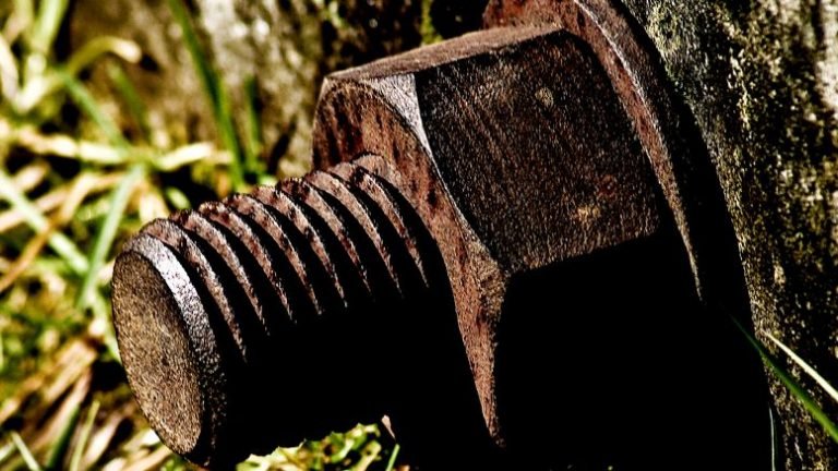 Comment dégripper une vis rouillée facilement - Bricolage Facile