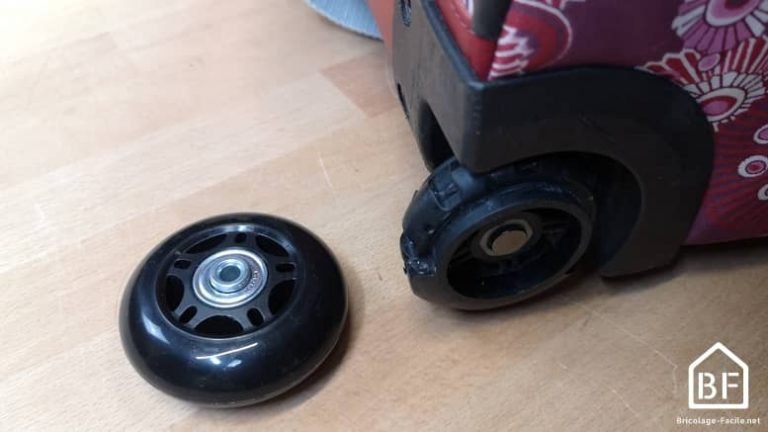 Comment changer la roue d'une valise cabine - Bricolage Facile
