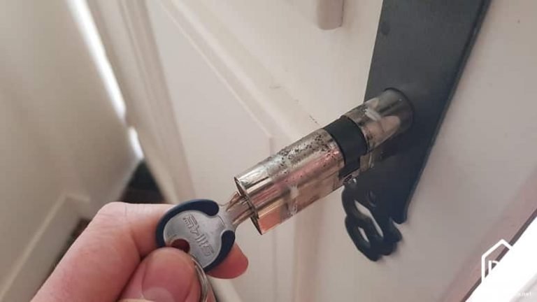 Comment changer un barillet de porte d'entrée - Bricolage Facile