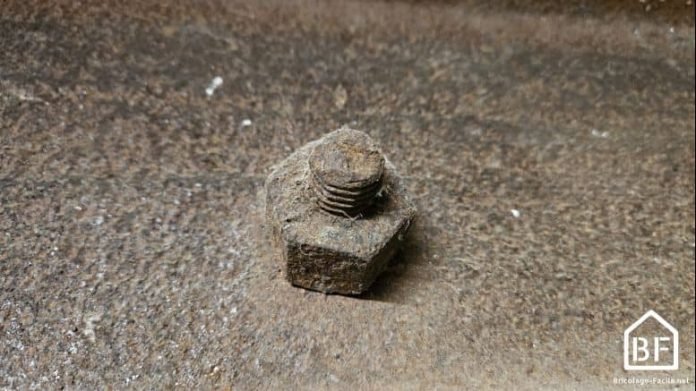 Comment dégripper une vis rouillée facilement - Bricolage Facile