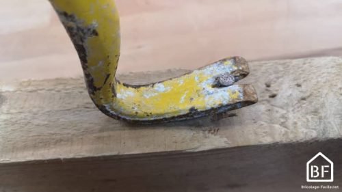 Comment enlever un clou sans abîmer le support - Bricolage Facile