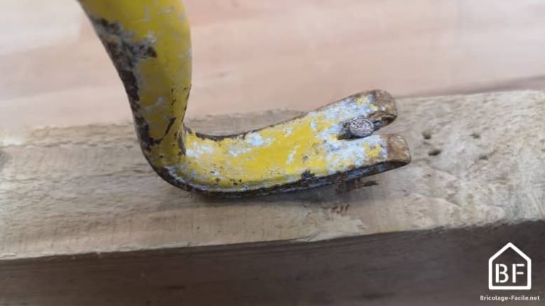 Comment enlever un clou sans abîmer le support - Bricolage Facile
