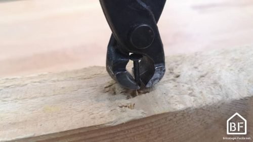 Comment enlever un clou sans abîmer le support - Bricolage Facile