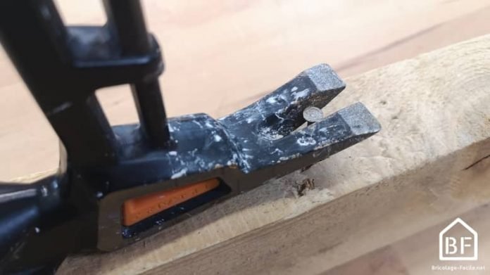Comment enlever un clou sans abîmer le support - Bricolage Facile