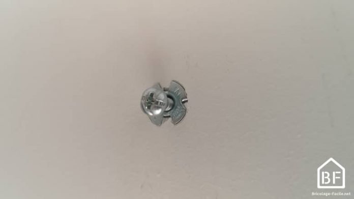 Comment fixer un objet sur un mur en BA13 - Bricolage Facile