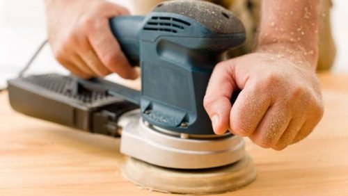 Comment poncer un meuble à la main ou à la ponceuse
