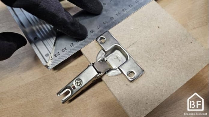 Comment poser une charnière invisible - Bricolage Facile