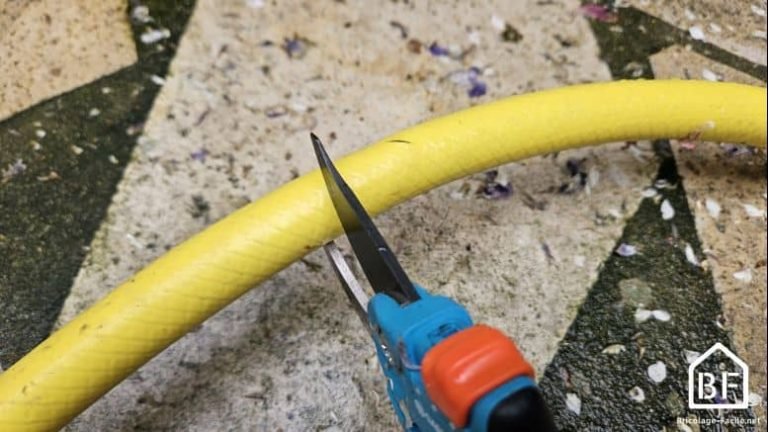 Comment réparer un tuyau d'arrosage qui fuit - Bricolage Facile