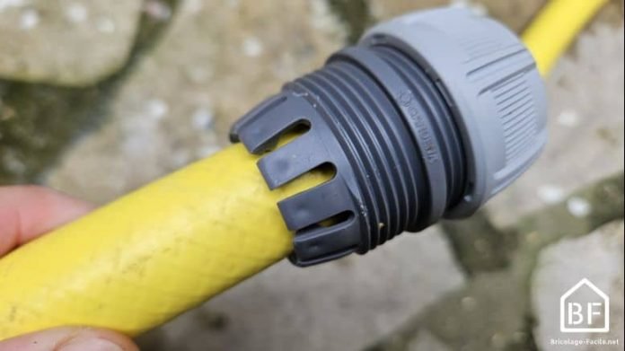Comment réparer un tuyau d'arrosage qui fuit - Bricolage Facile