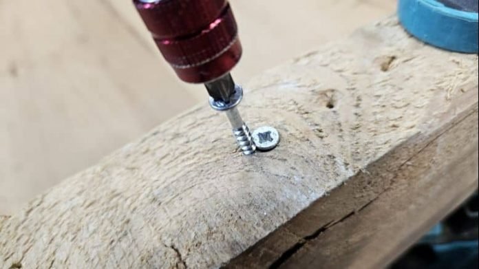 Comment retirer une vis qui tourne dans le vide - Bricolage Facile