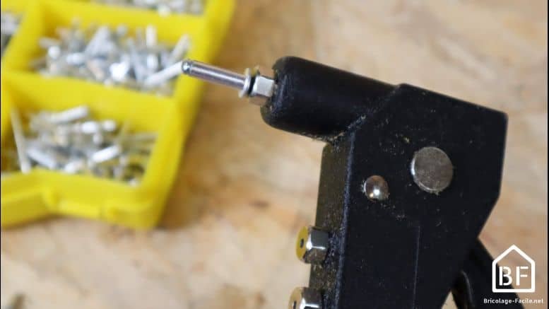 Comment mettre un rivet / riveter - Bricolage Facile